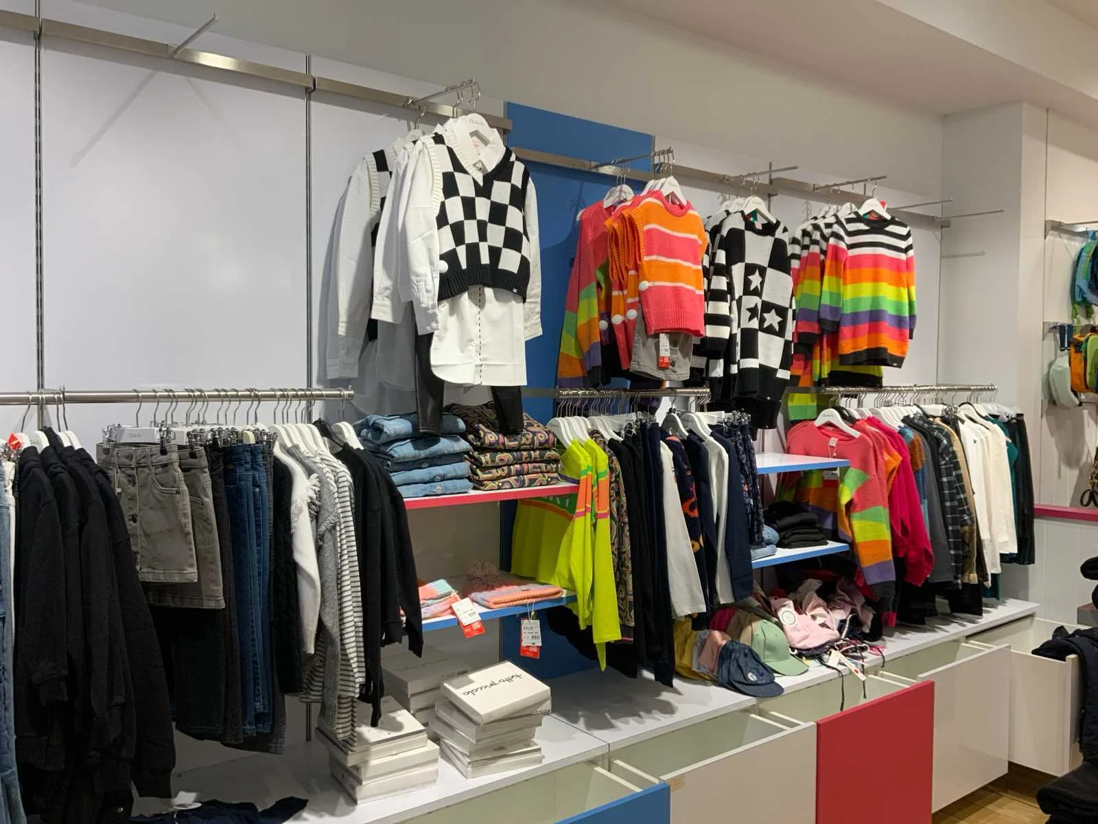 Kinderkleding en speelgoed wegens vereffening be imex bv - AlleVeilingen