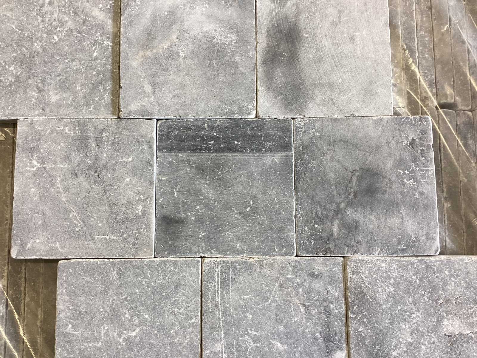 Natuursteen blauwe hardsteen 20x20x1 cm tegel 42,4 m² Kavel nummer: 530 ...