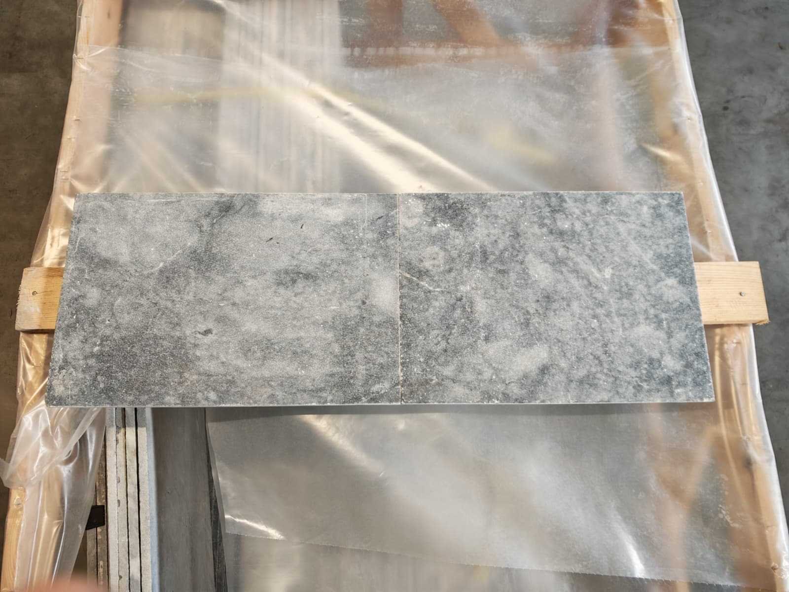Natuursteen blauwe hardsteen flx26x1,2 cm tegel 23,92 m² Kavel nummer ...